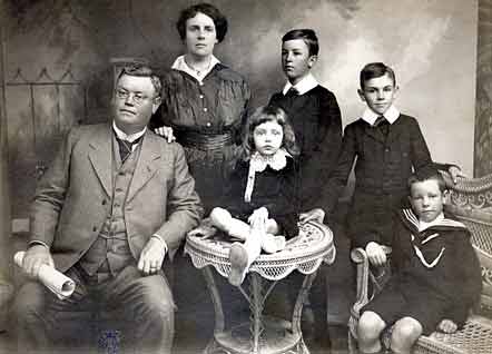 NP van Wyk Louw en die Meisies: Haydee Morgan-Hollander het gesels met ...